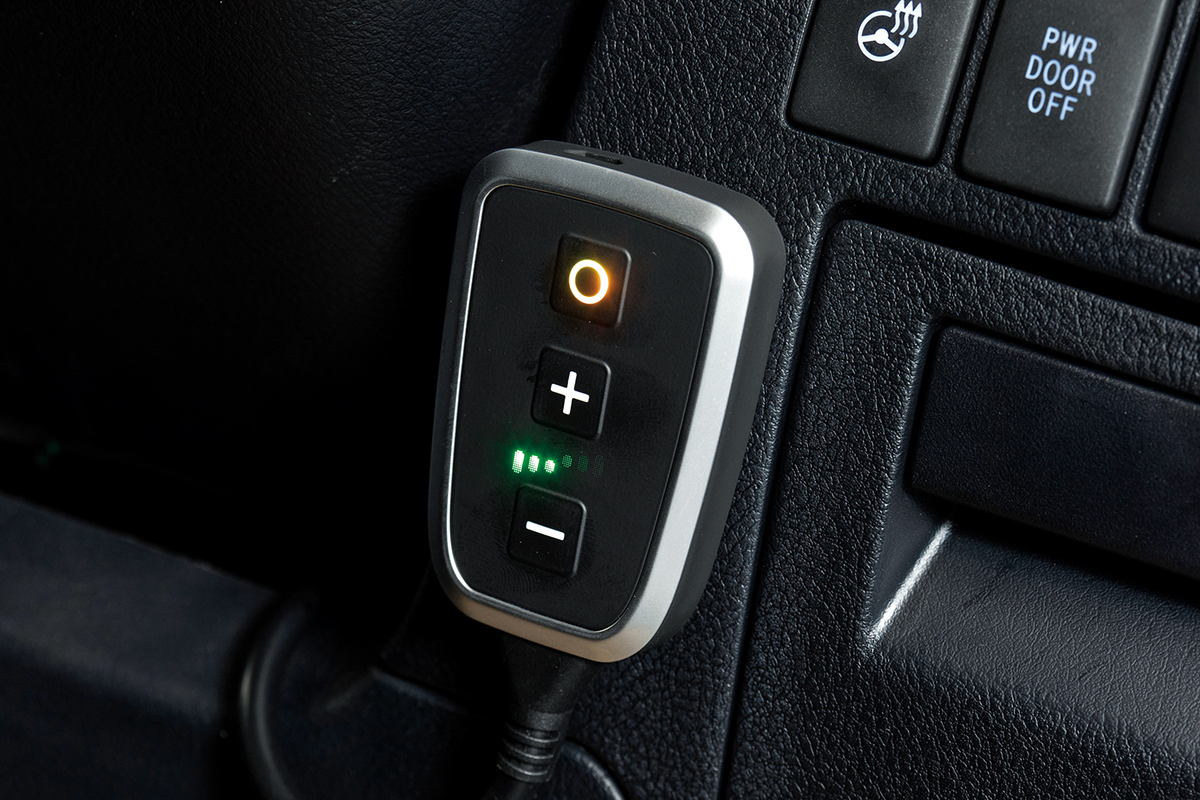 アクセル操作に忠実なスロットルコントロールを実現する「ペダルボックス プラス」