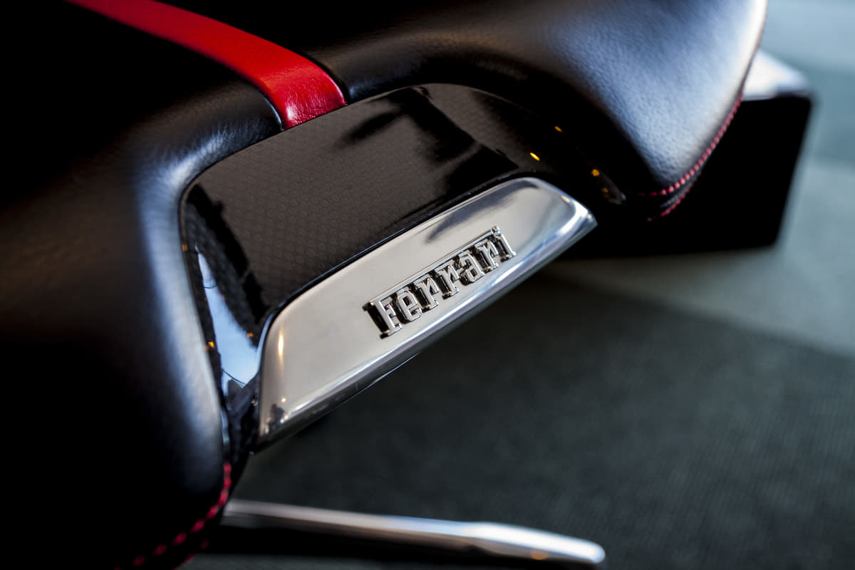 1脚で250万円なり！ フェラーリ社とコラボした超プレミアムチェアの正体