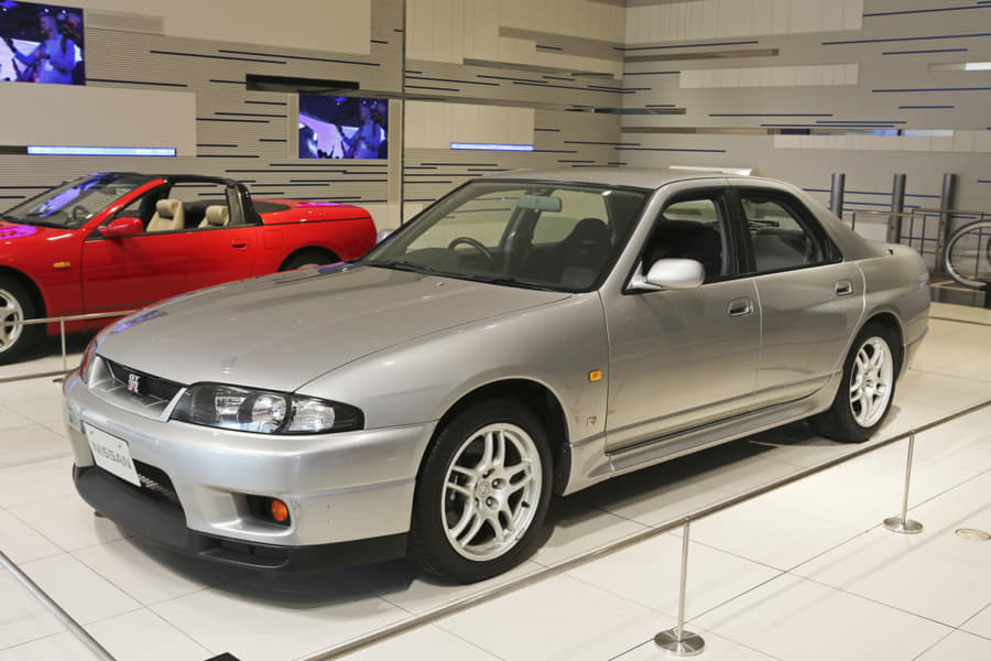 名車「スカイラインGT-R」に4枚ドアで乗れる愉悦！ パトカーまであった「R33オーテック」の唯一無二っぷり | AUTO MESSE WEB ...