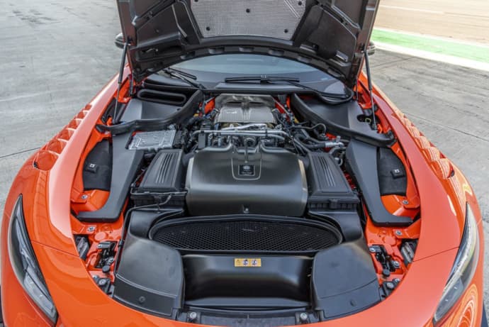 だからAMGはスゴイ！ マイスターのプレート付きエンジンは今でも「手組み」で作られていた