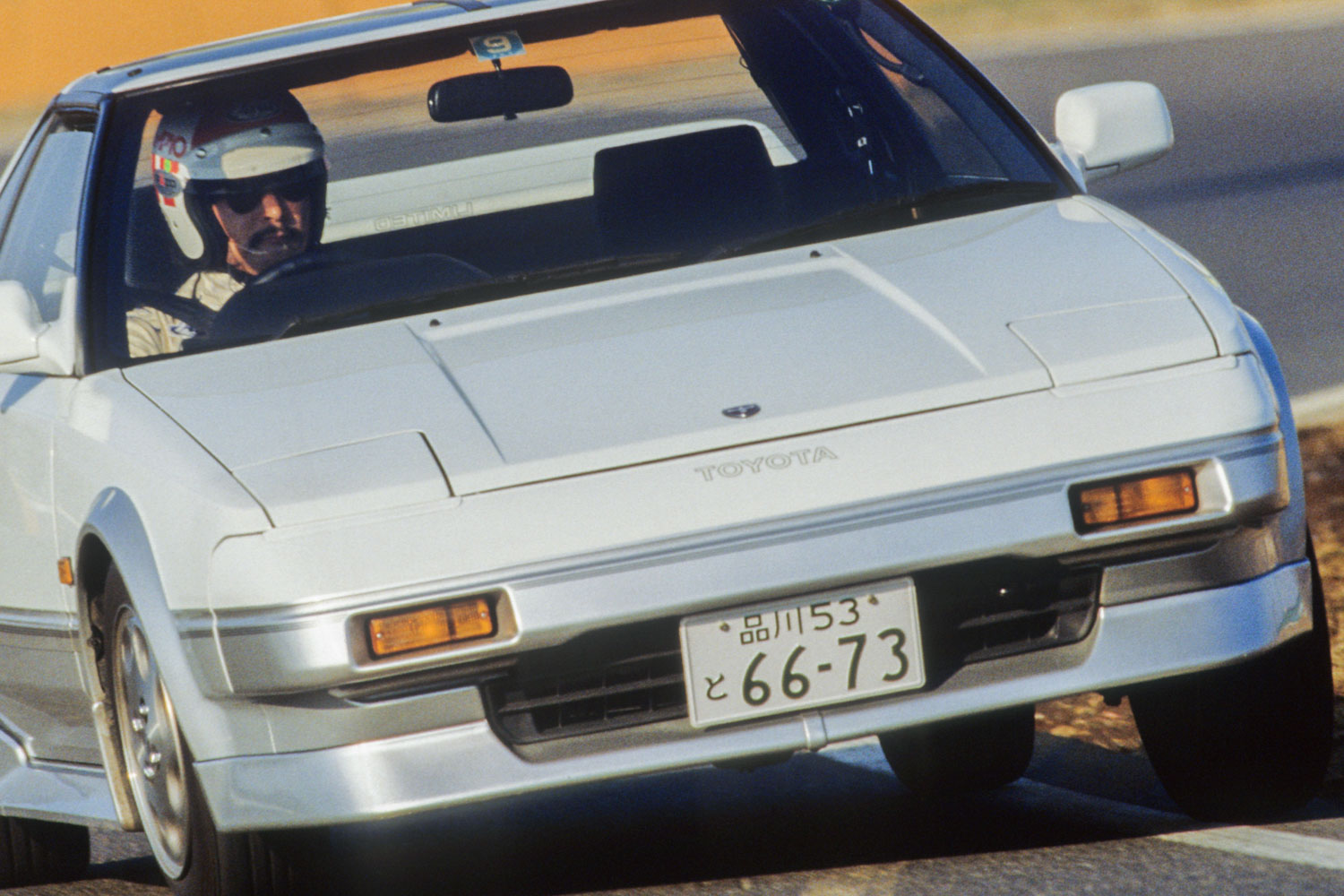 トヨタ「MR2」はスーパーカールックを安価に提供した日本が誇るミッドシップカーでした | AUTO MESSE WEB（オートメッセウェブ） 〜クルマを文化する