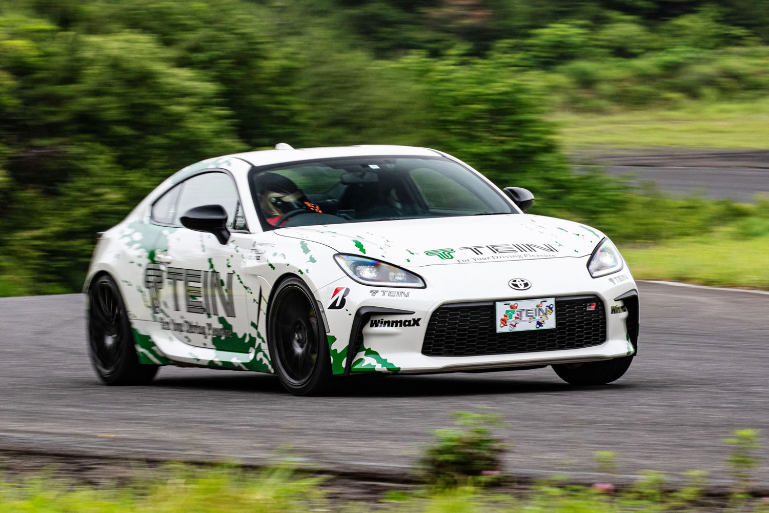 トヨタ「GR86」で自然でしなやかなコーナリングを実現！ TEINの「ジャーク制御」をサーキット体感しました【デモカー試乗】 | AUTO MESSE WEB（オートメッセウェブ） 〜クルマを ...