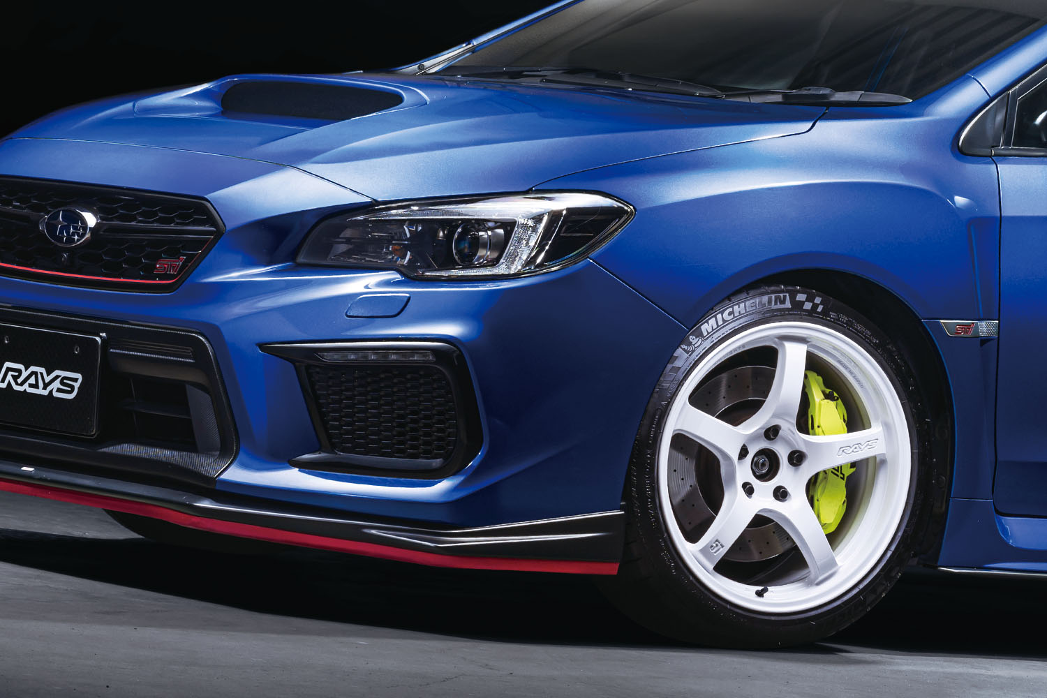 いまだけの限定色「グレイスゴールド」のレイズ「ベルサス VV21S」が誕生！ 超光輝調ゴールドが変幻自在に足元を演出〈PR〉 | AUTO MESSE WEB（オートメッセウェブ） 〜クルマを ...