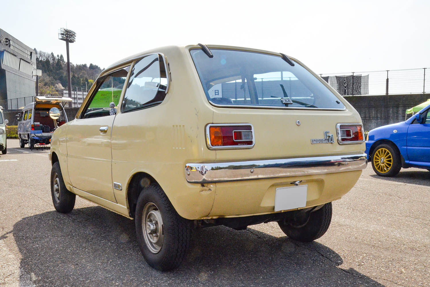 彼女の三菱「ミニカF4」は祖父から二十歳の誕生祝に名義変更…車庫で眠っていた50年以上前のレア車を路上復帰しました | AUTO MESSE WEB（オートメッセウェブ） 〜クルマを文化する