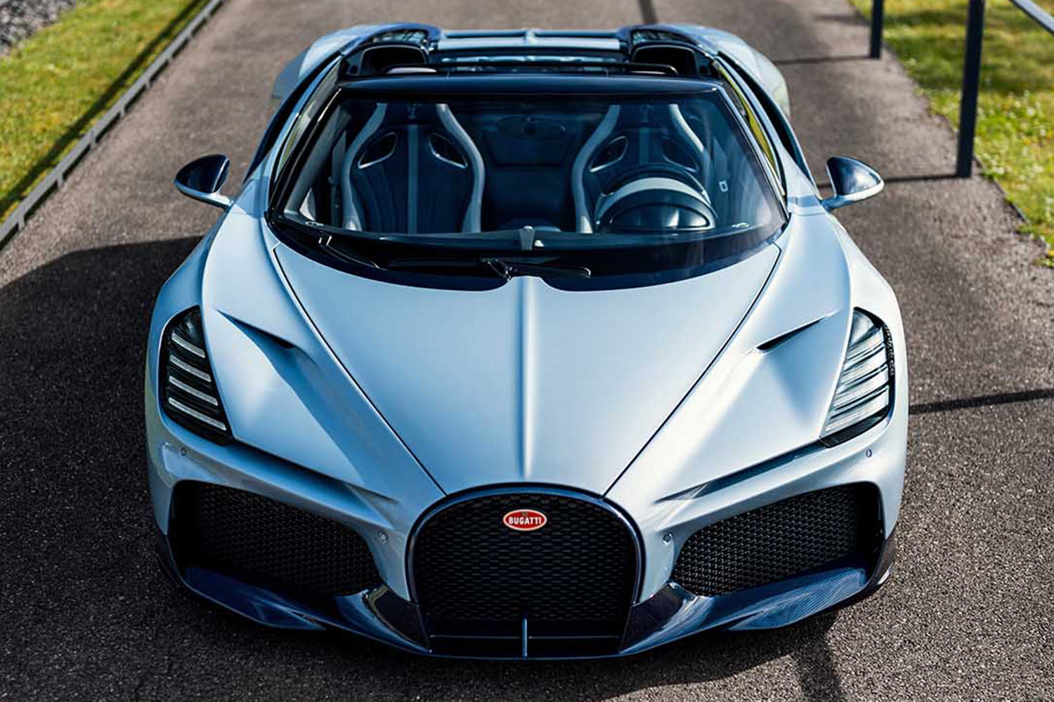 最後のW16搭載モデルがついに納車スタート！ 99台限定のブガッティ「W16ミストラル」の最初の2台が米国カスタマーへデリバリーされました ...