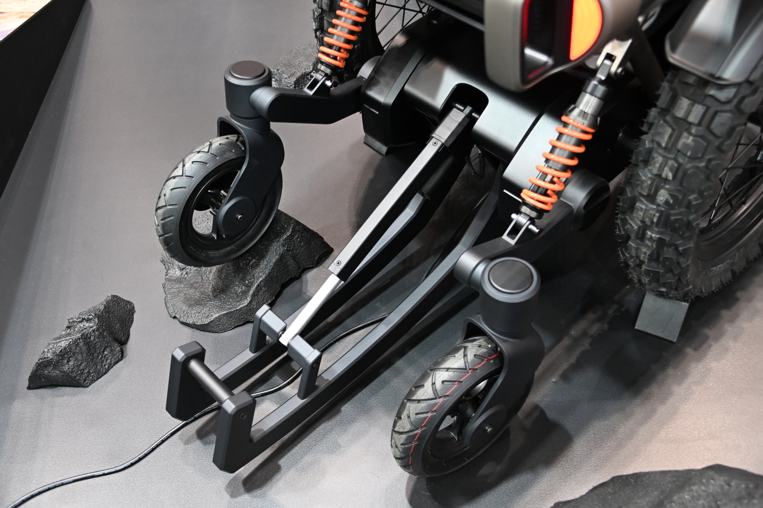 トヨタが階段を上る車椅子を開発中…2022年に発表された「JUU」はバリエーション展開で今後の商品化が期待されます | AUTO MESSE ...