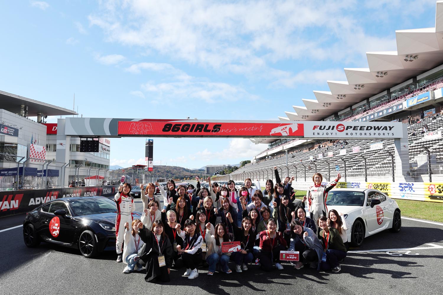 トヨタ「86／GR86」の女性オーナー限定「86 GIRLSオーナーズミーティング」開催！ 昭和懐かしレトロカフェ「純喫茶ハチロク」も復活しました | AUTO MESSE WEB（オート ...