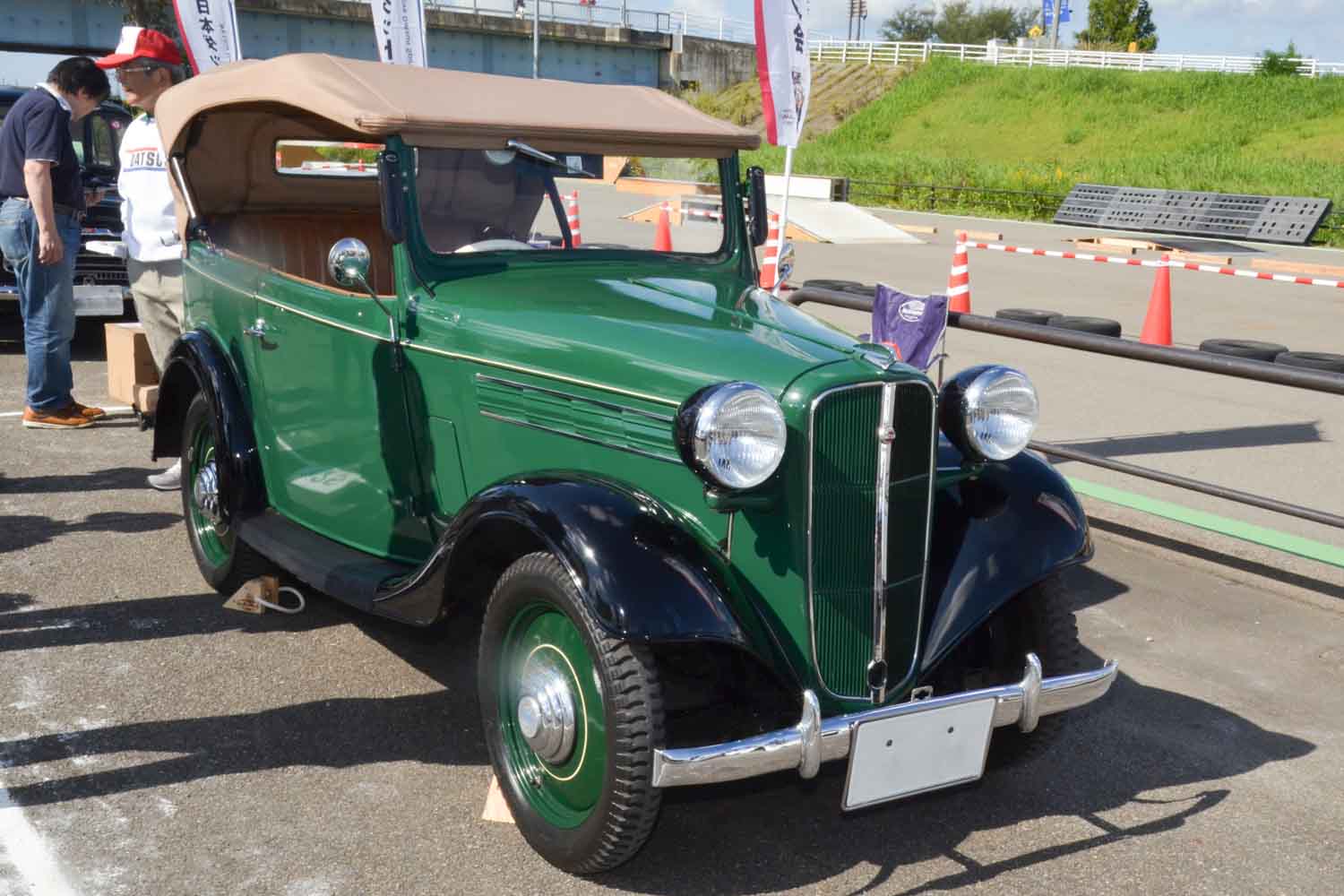 「ダットサン」を1台でも多く後世に引き継ぎたい！ 1938年式「フェートン」はもはや機械遺産…エンジン始動も独特の儀式が必要でした ...