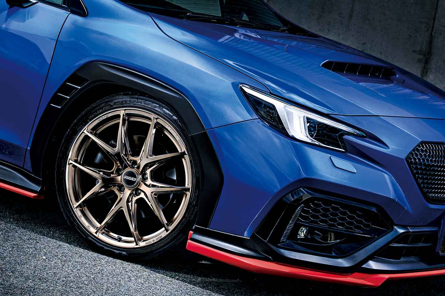 上品な超高輝調ゴールドをまとったレイズ「ベルサスVV21S」誕生！ 限定カラーだからこそ立体的な造形が際立つ美しさはワンランク上の高級スポーツモデルにぴったり〈PR〉 | AUTO MESSE ...