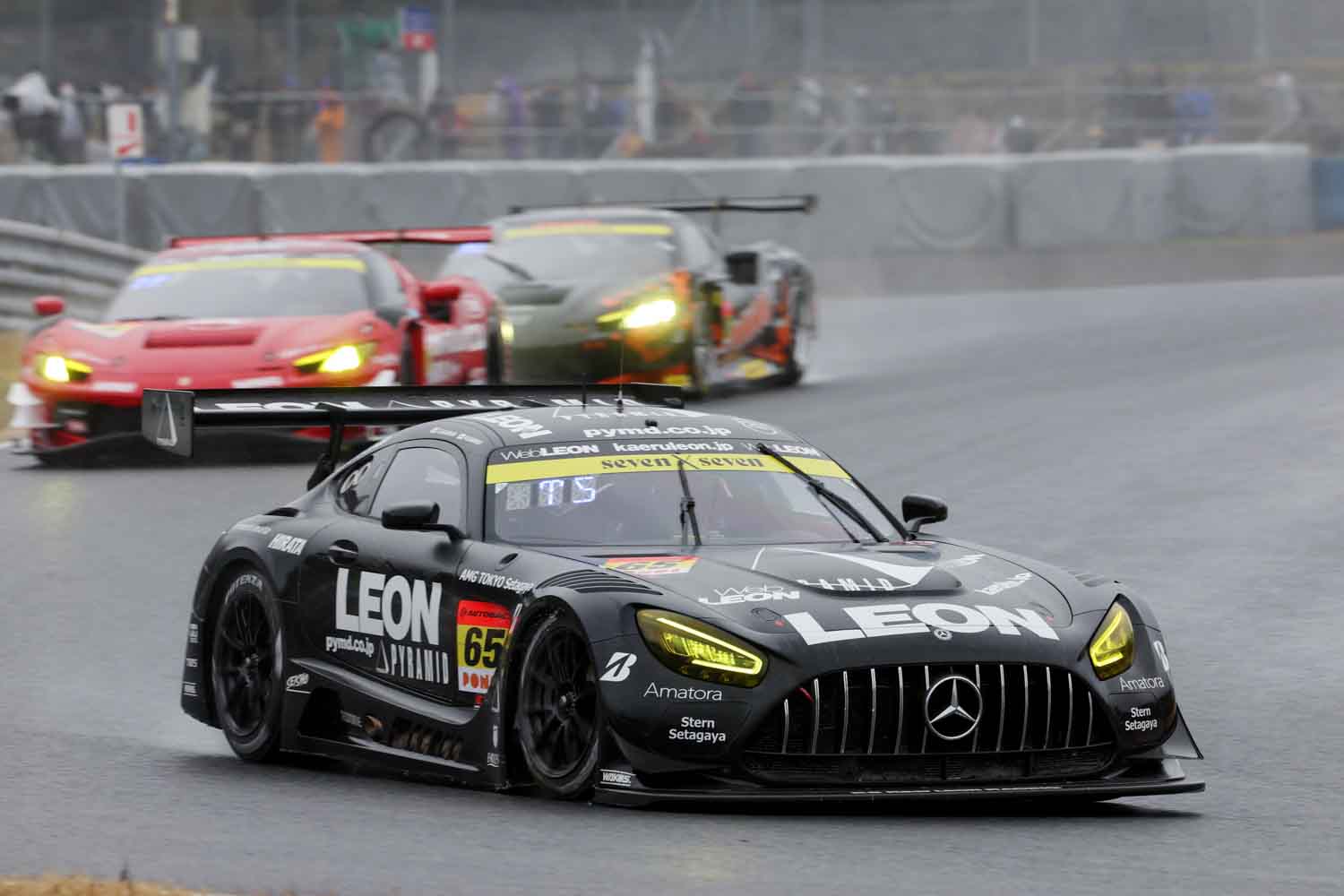 アストンマーティンとAMGがSUPER GTでガチバトル！ GT300初戦を制したのはペナルティを跳ねのけた「LEON PYRAMID AMG」でした | AUTO MESSE WEB（オート ...