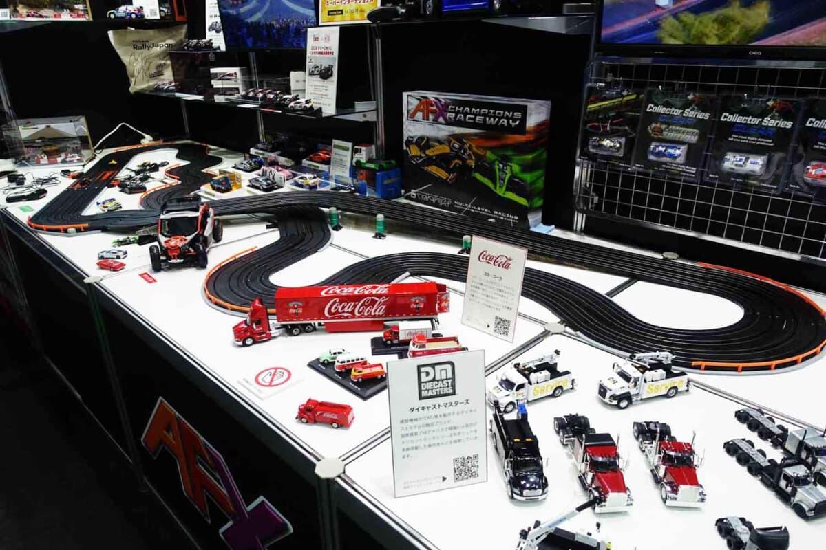 【画像ギャラリー】アイルトン・セナ公認F1マシンがスロットカーで登場！18種のサーキットが再現できるコースキットも開発されている | AUTO MESSE WEB（オートメッセウェブ ...