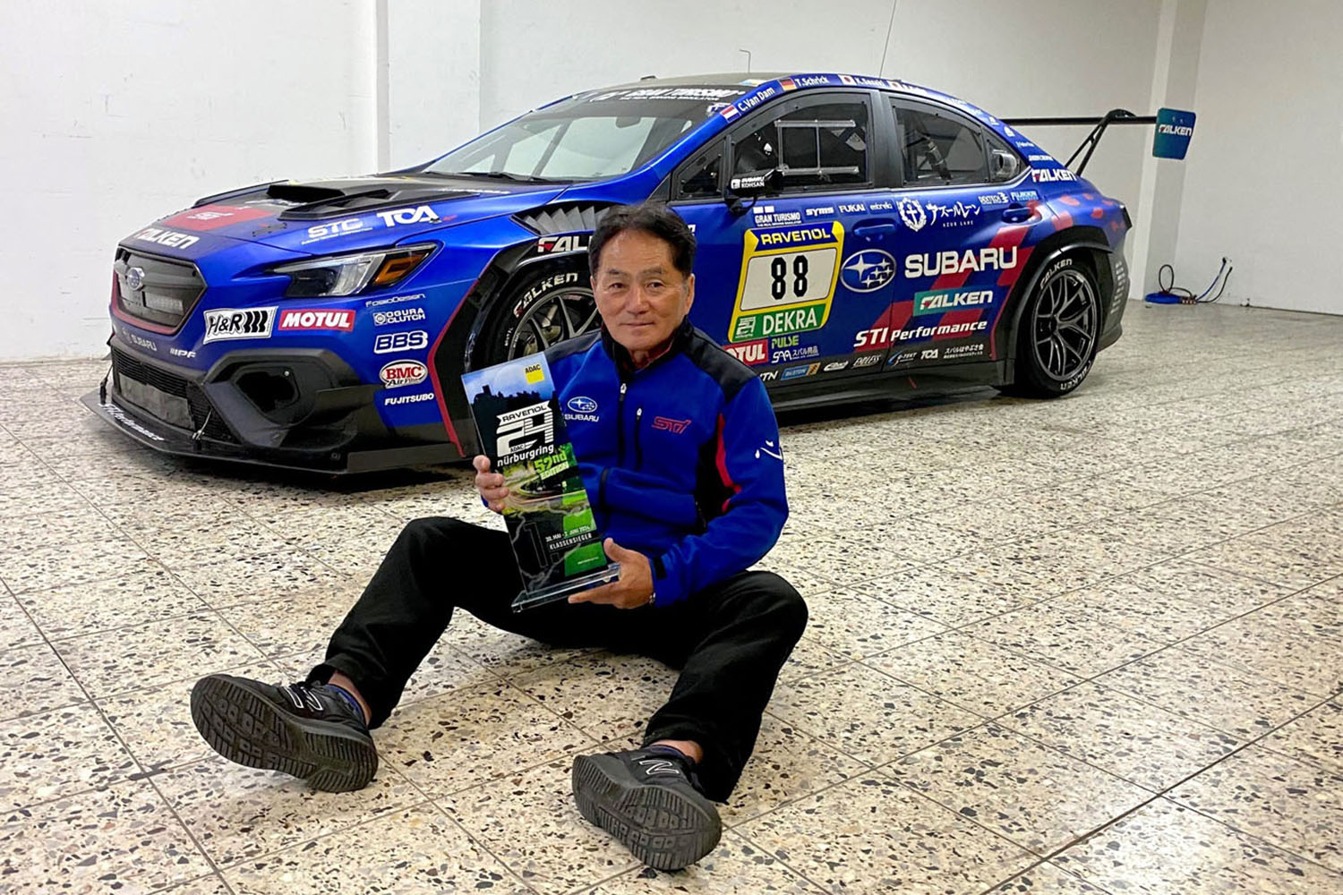 ニュル24時間クラス優勝したSTIのガレージにレース翌日に訪問！ STI辰己監督の勇退セレモニーが行われました【みどり独乙通信】 | AUTO ...