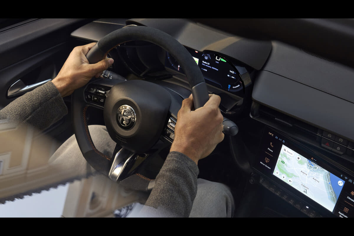 【画像ギャラリー】イタリアの情熱を象徴する特別仕様車シリーズのラスボス登場！渋くて高貴なアルファ ロメオ「JUNIOR Ibrida ...